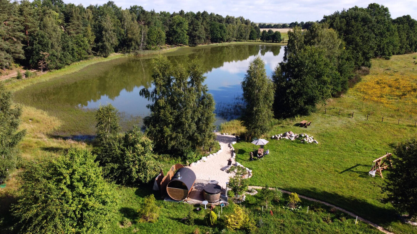 Ostoja Pawie Oko 2 domki nad jeziorem Poganice pomorskie | odkryjPomorze.pl